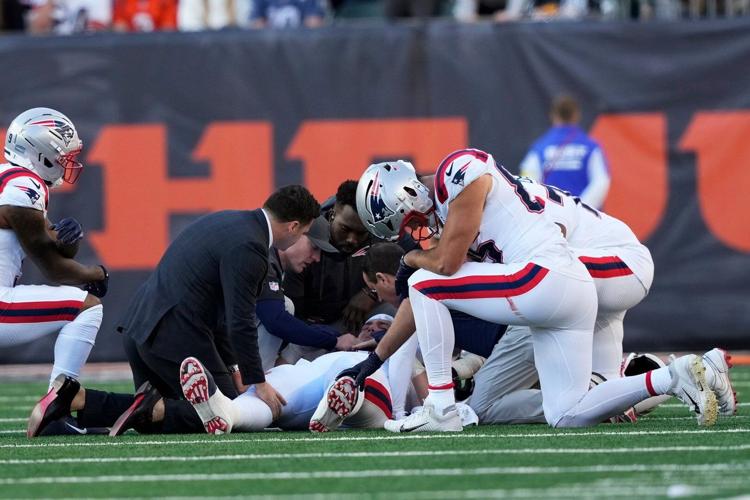 Patriots are NFL's first team to 10 wins, suddenly fighting injury bug ...