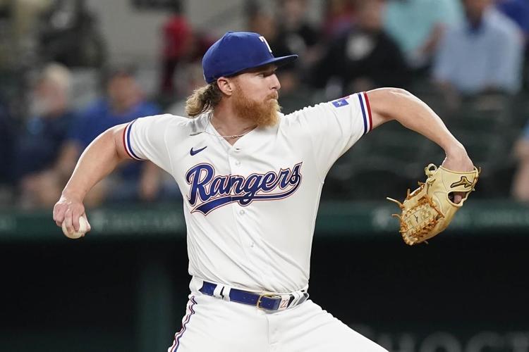 Josh Smith gets hit in face as Rangers lose 2-0 to Orioles