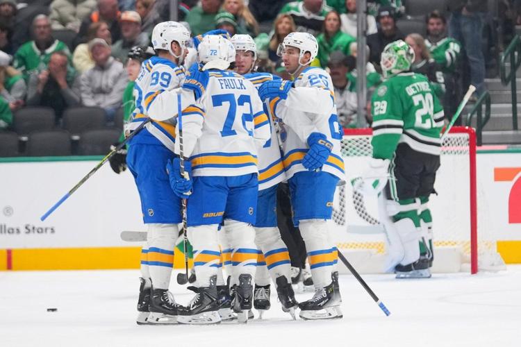 Robertson scores 30th goal with a minute left to lift Stars over Blues 3-2