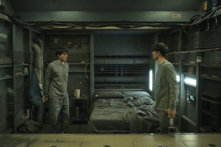 Movie Review: Always time to die? In ‘Mickey 17,’ Robert Pattinson just ...