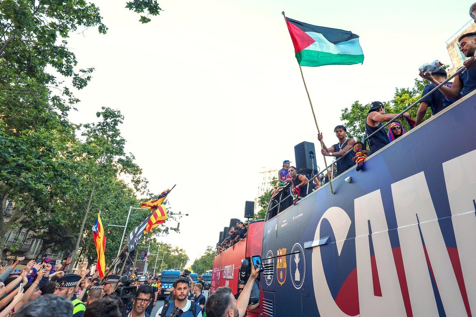 Israeli minister criticizes Barcelona star Lamine Yamal for waving ...
