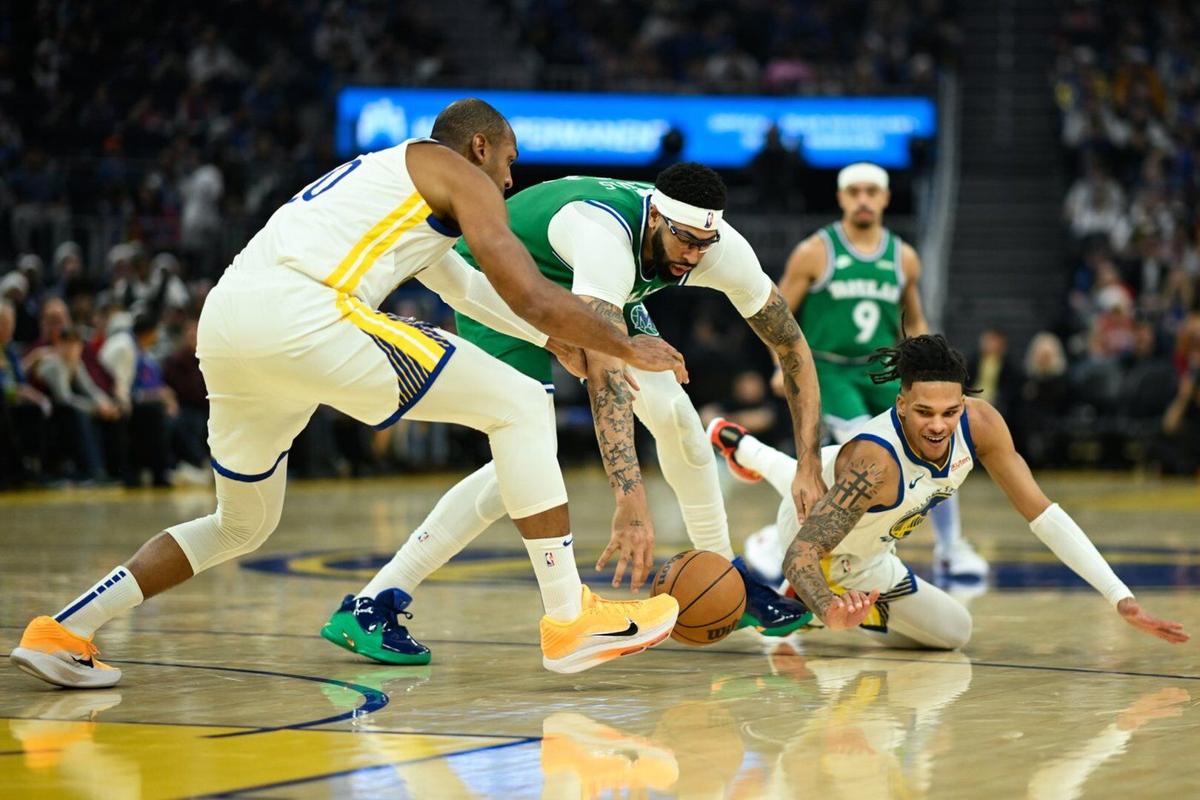 Dallas center Anthony Davis leaves with groin injury