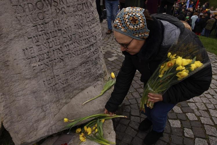 Daffodils bloom as symbol of Warsaw ghetto uprising memory