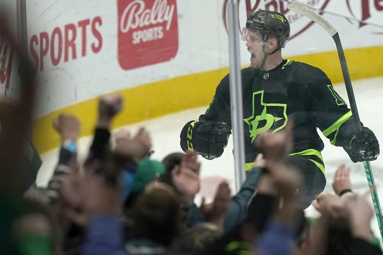 Radek Faksa scores twice, 1st-place Stars beat Coyotes 4-0