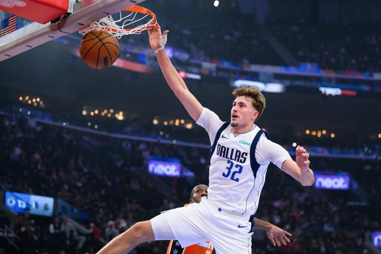 Flagg scores season-high 35 and Thompson rallies Mavericks past ...