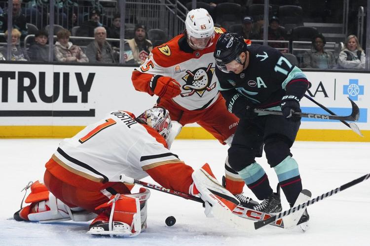 Ducks score 3 goals early in 2nd period and beat Kraken 6-4 for 3rd ...