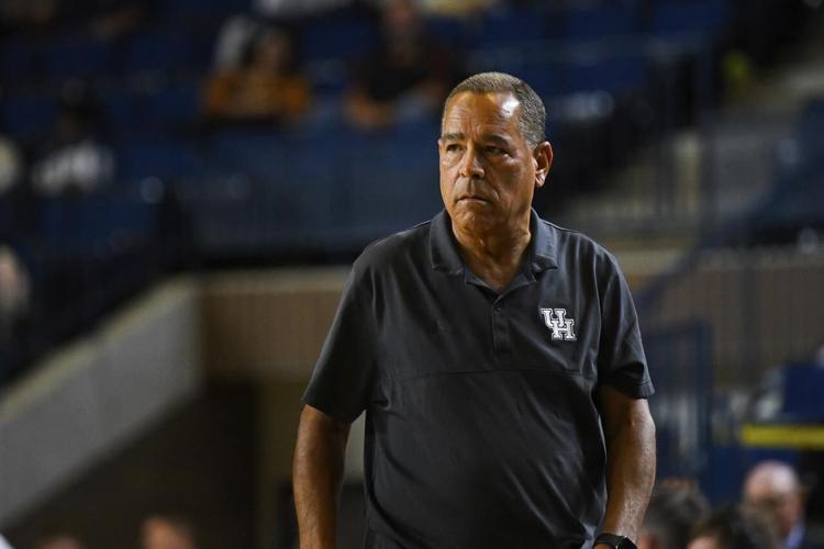 No. 3 Houston overcomes slick floor, beats Saint Joe’s 81-55