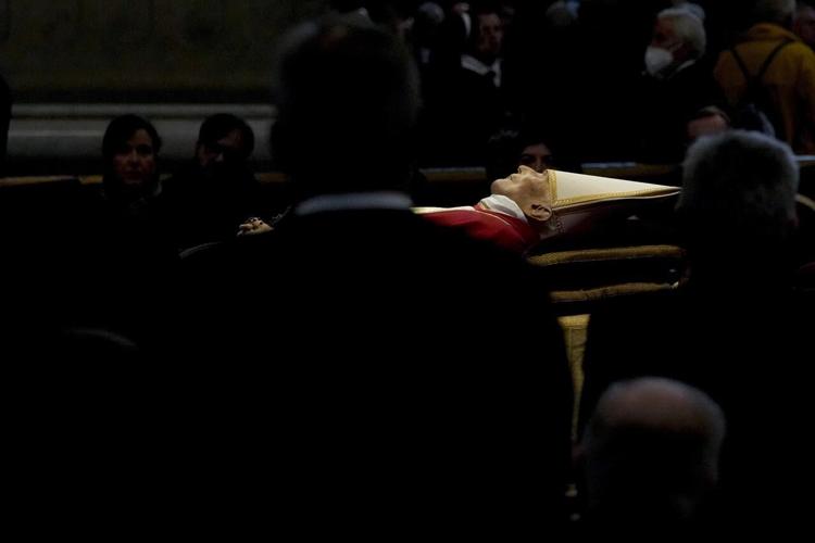 Some 200,000 turn out over 3 days to view Benedict’s body