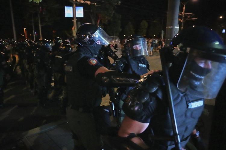 Photos of Serbian protesters demanding early elections clash with riot ...