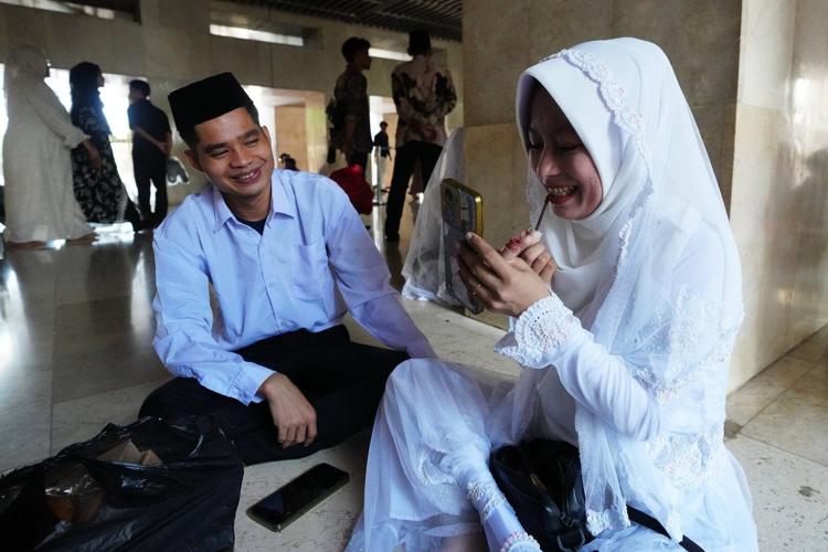Photos capture the moment 51 couples tie the knot in Indonesian mass ...
