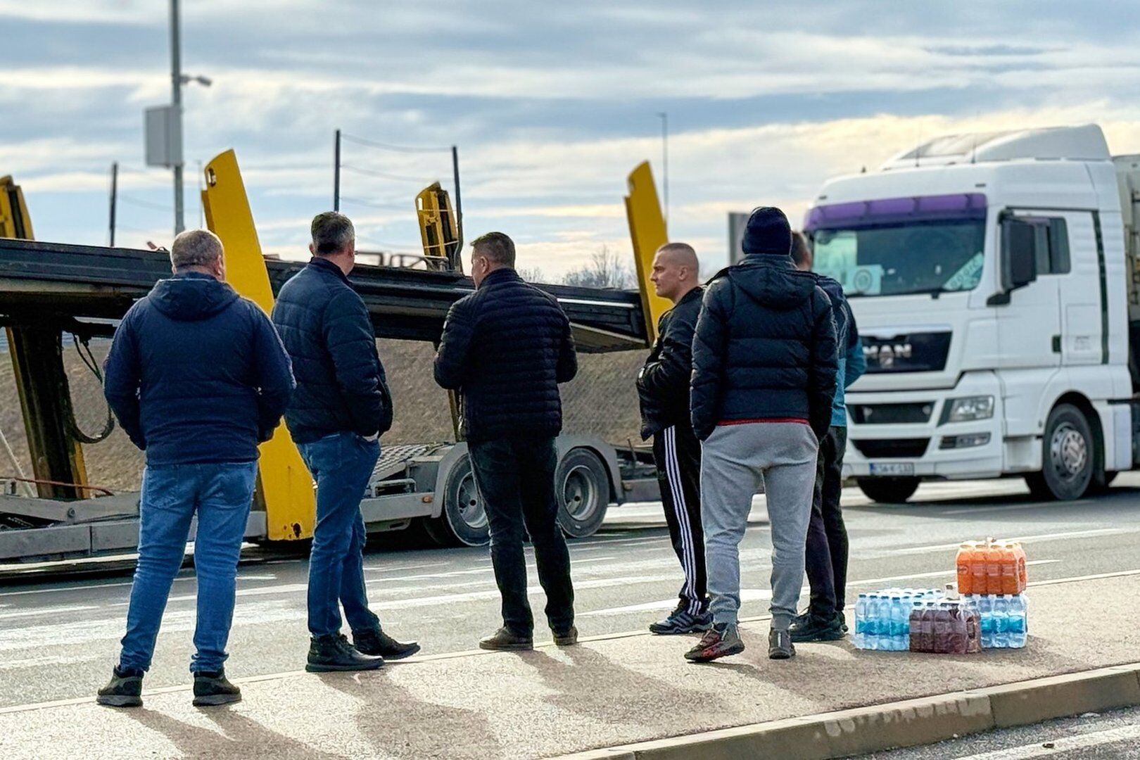 Balkan truck drivers block border crossing in protest of EU entry rules