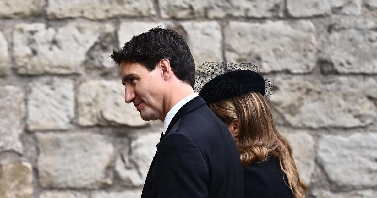 Trudeau sings tribute to Queen Elizabeth II in hotel lobby
