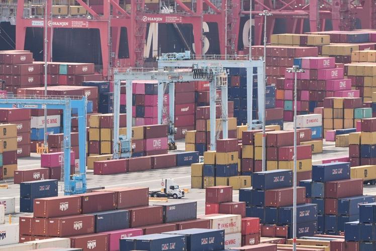 Shipping rates soar as retailers race to beat looming Trump tariffs