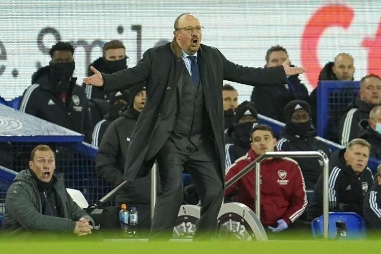 Everton scores late, beats Arsenal 2-1 to end winless run