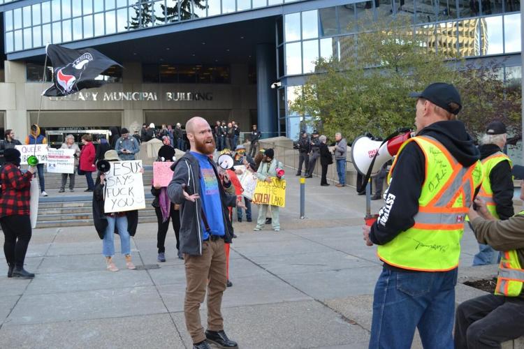 Protesters, far-right groups clash at Calgary city hall