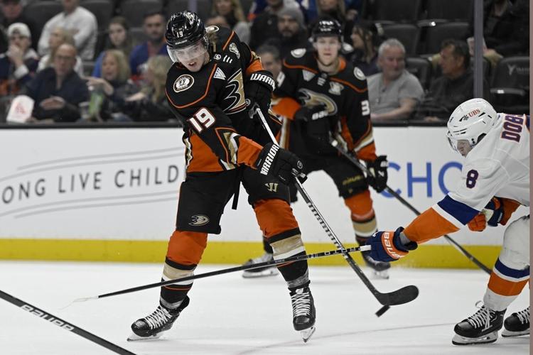 Islanders move into playoff spot, win 6th straight with 6-1 rout of Ducks