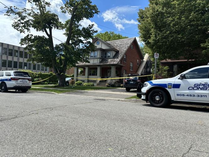 ‘Armed and dangerous’ suspect sought after 2 dead in Mississauga