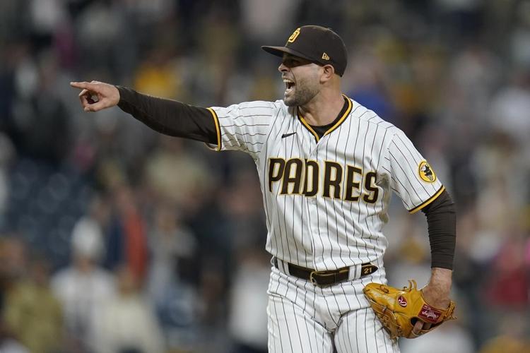 Padres wrap up 5th seed in NL playoffs, beating Giants 6-2