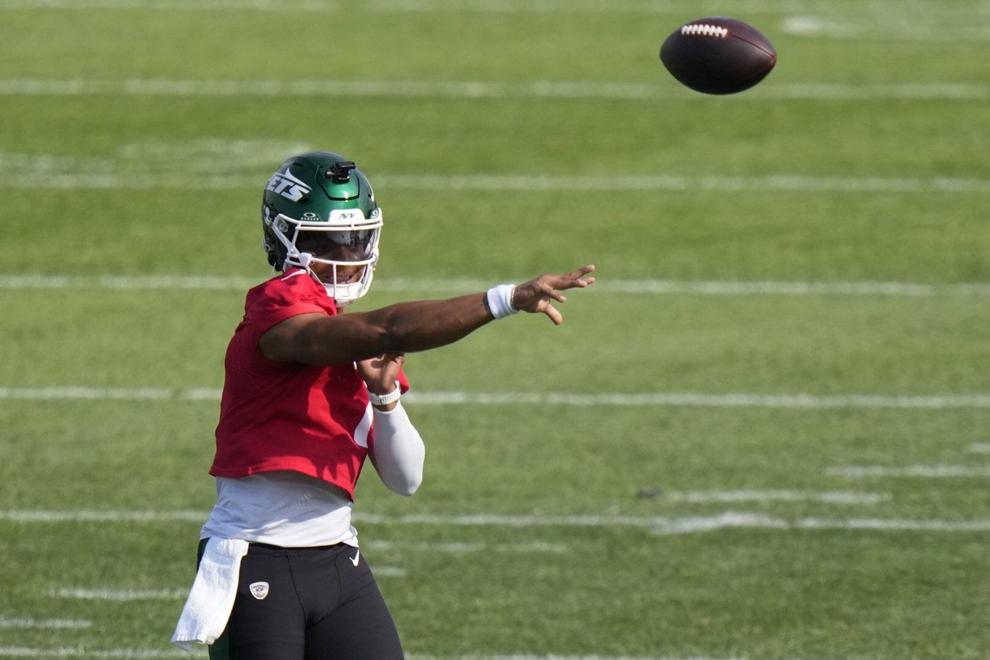 Jets quarterback Justin Fields returns a day after dislocating toe, but doesn't practice