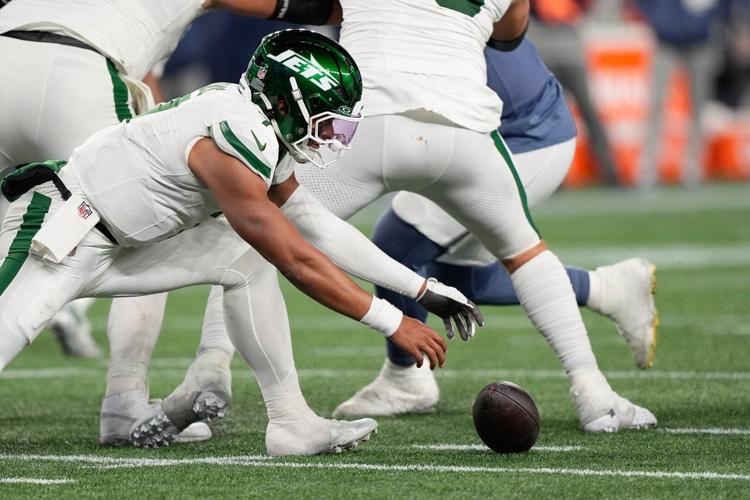 New York Jets bench struggling quarterback Justin Fields for Tyrod Taylor, AP source says
