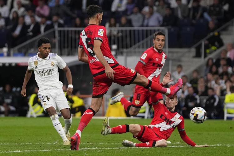 Rodrygo scores late as Real Madrid beats Rayo amid tributes to Vinícius ...