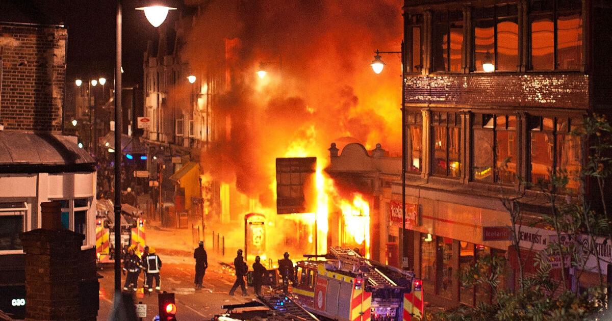 Riot hits north London following police shooting, double-decker bus and ...