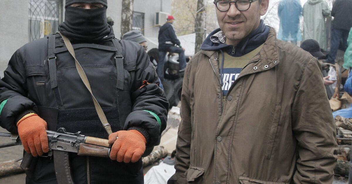 Vice journalist Simon Ostrovsky being held by pro-Russian gunmen