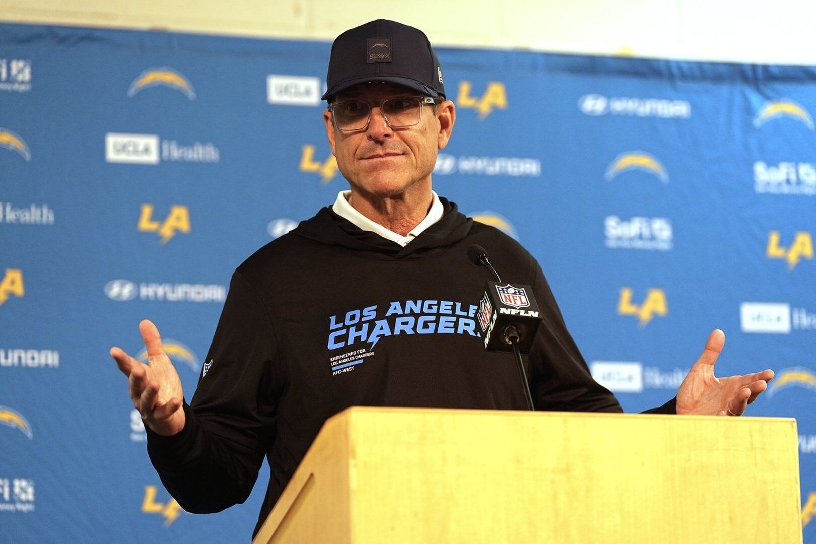 Justin Herbert and his broken hand lead Chargers into playoffs against ...