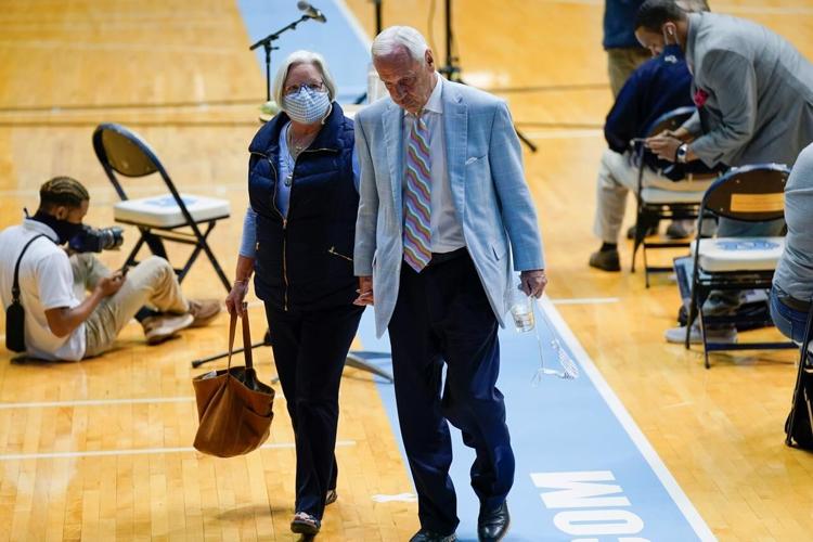 Hall of Fame coach Roy Williams retiring after 33-year run