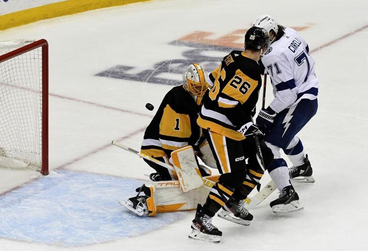 Penguins score 6 in 2nd period, beat Lightning 7-3