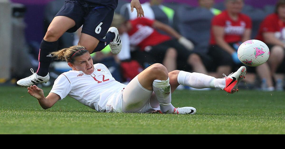 Fewer female soccer injuries on artificial turf: study