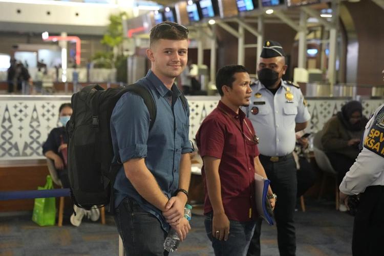 Indonesia deports Australian surfer who apologized for drunken rampage