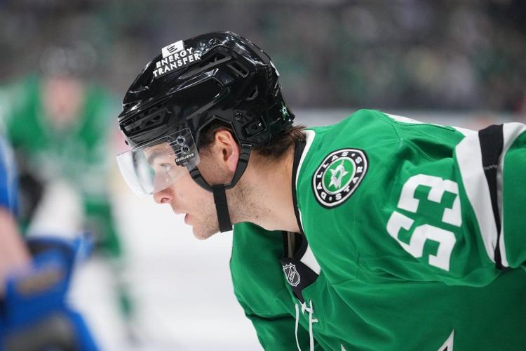 Robertson scores 30th goal with a minute left to lift Stars over Blues 3-2