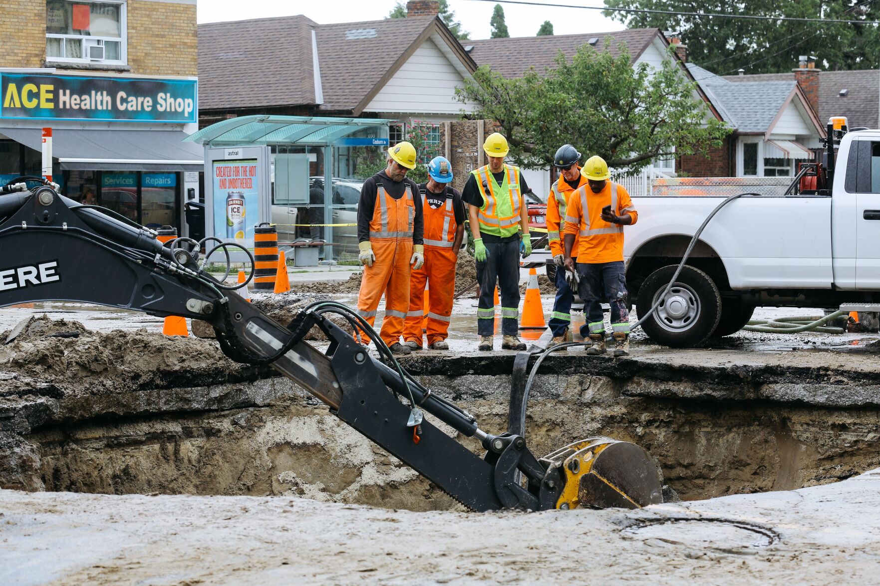 Massive sinkhole shuts down intersection in Toronto