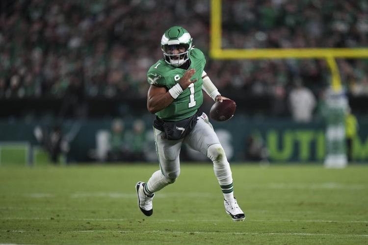 Saquon Barkley shines with backward leap, 2 touchdowns in Eagles' 28-23 ...