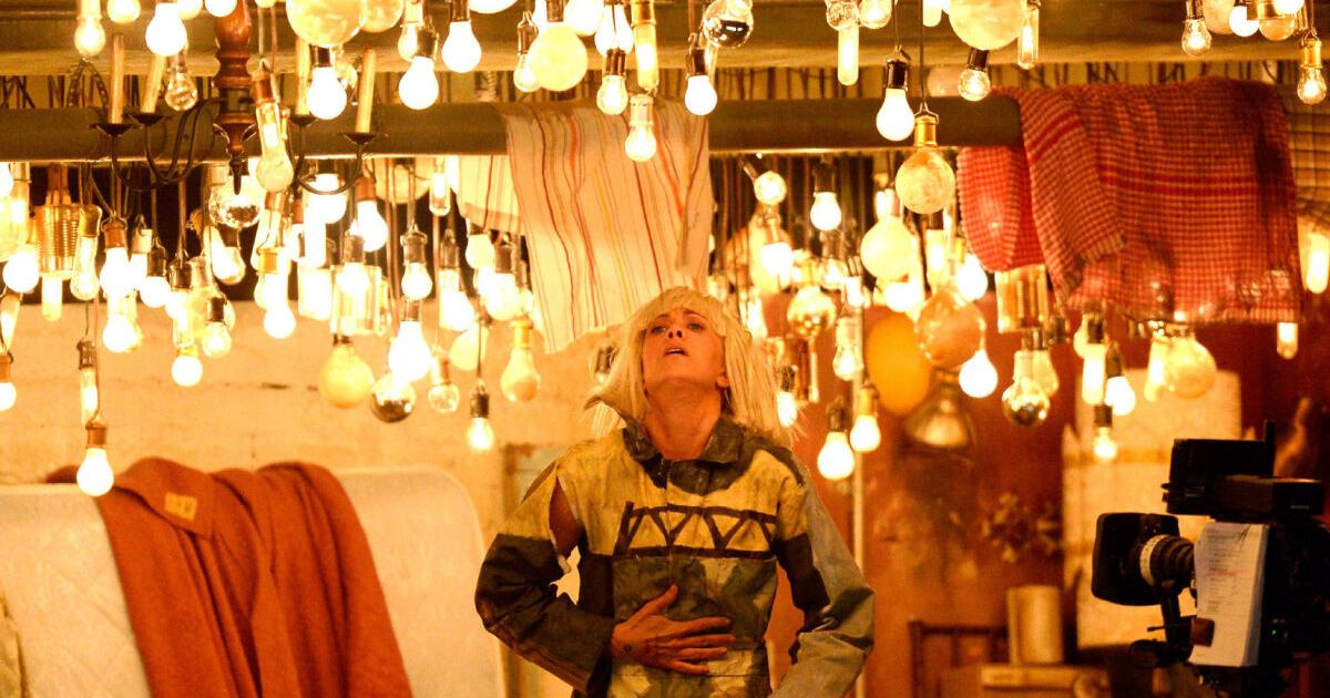 Kristen Wiig’s dance moves a hit at Grammys