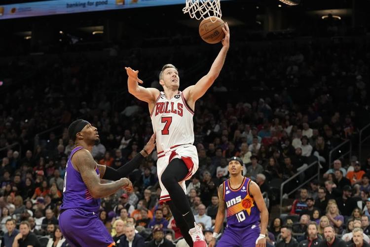 Devin Booker scores 51 points in 3 quarters, Suns rout Bulls