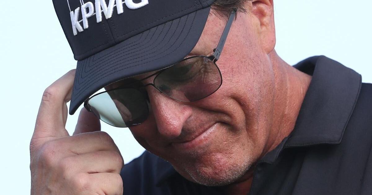 Mickelson’s fall from grace hits home, plus golf bits and bites