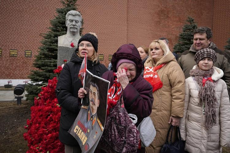 A statue of Stalin is unveiled in the Moscow subway as Russia tries to ...
