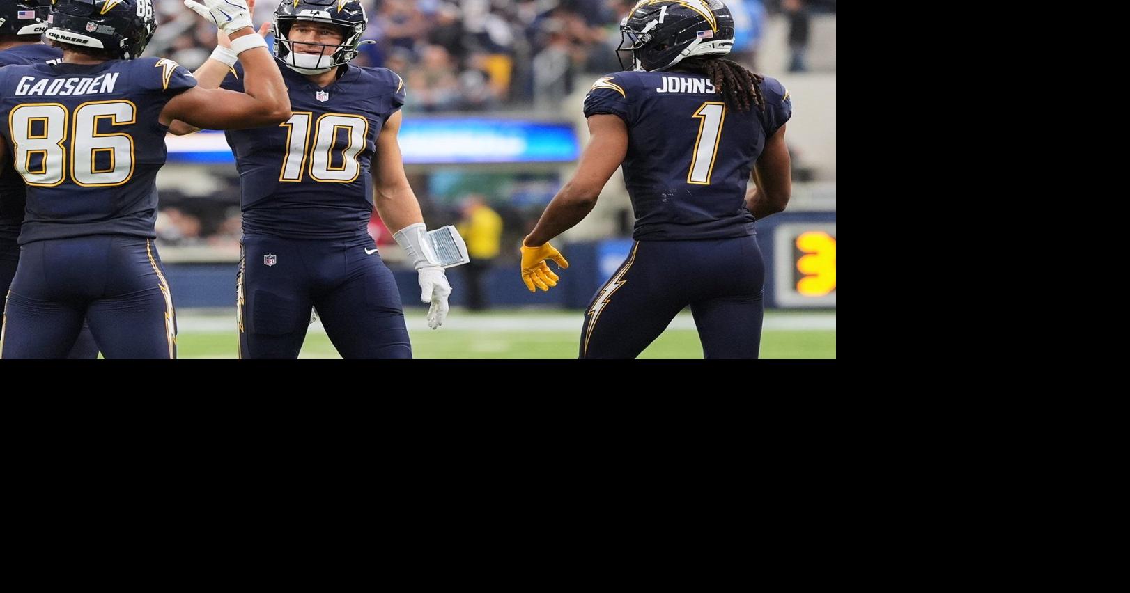 Chargers QB Justin Herbert has surgery on non-throwing hand, playing ...