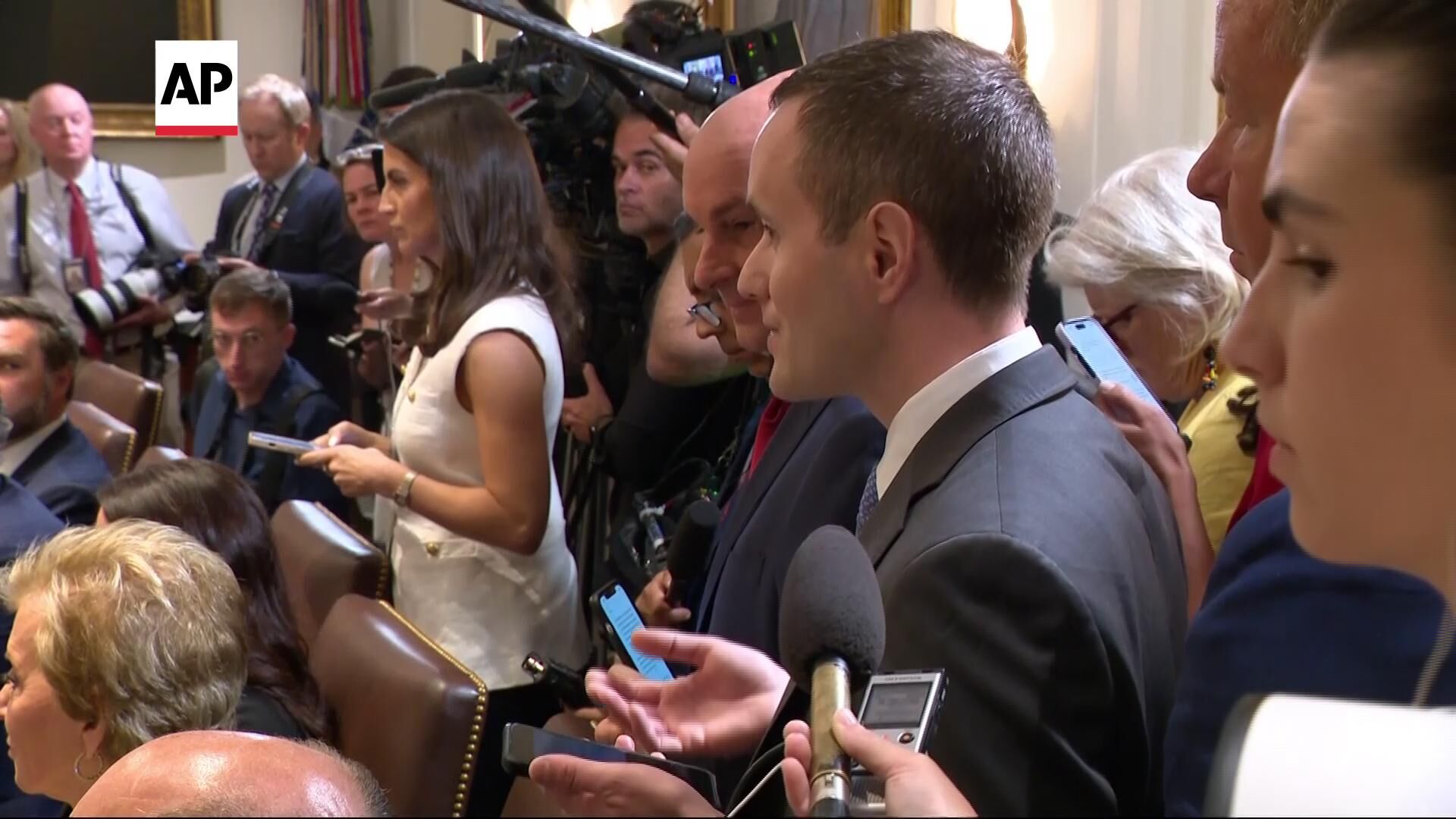 Trump comes to Bondi's defense amid uproar from his base over Jeffrey ...