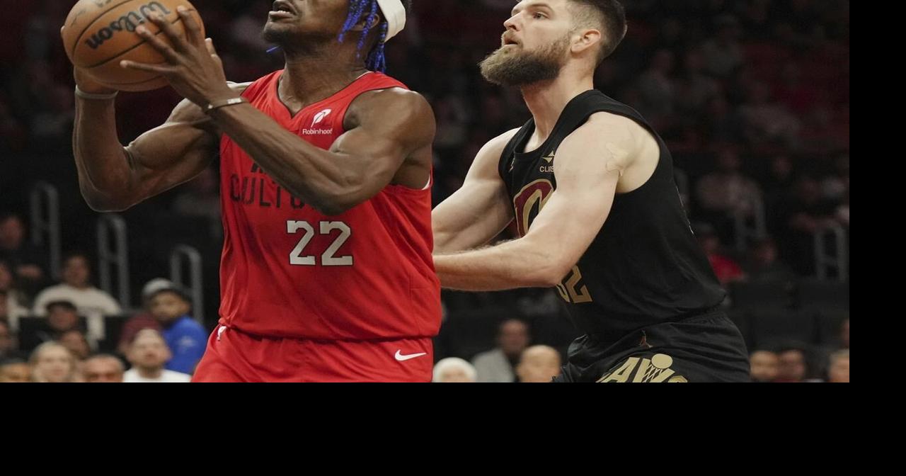 Jimmy Butler turns ankle, then leaves Heat-Thunder game with illness