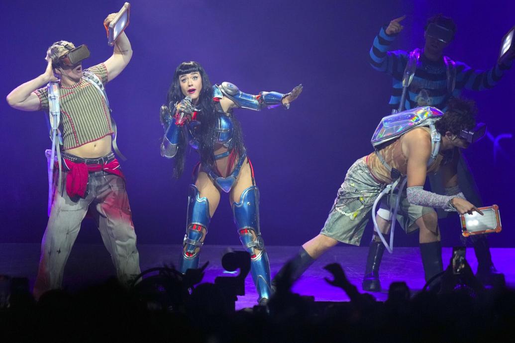Review: Katy Perry dazzles fans with Toronto concert spectacle