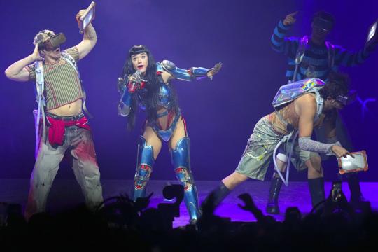 Review: Katy Perry dazzles fans with Toronto concert spectacle