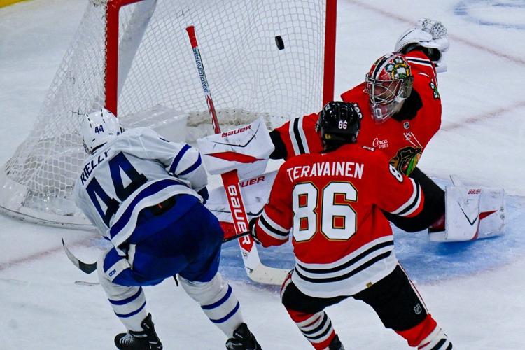 Dach scores late in 3rd period to lead Blackhawks to 3-2 win over Maple ...