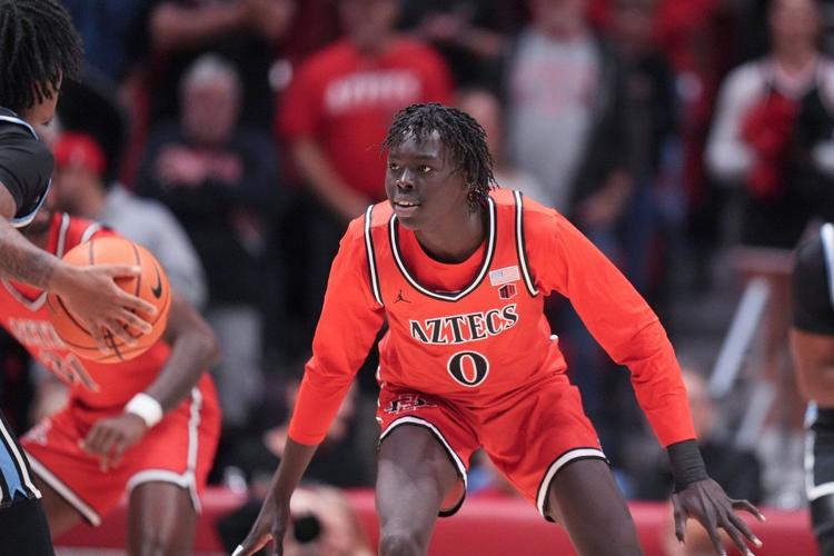Nik Graves leaving Charlotte for Creighton, Aztecs' 7-footer Magoon ...