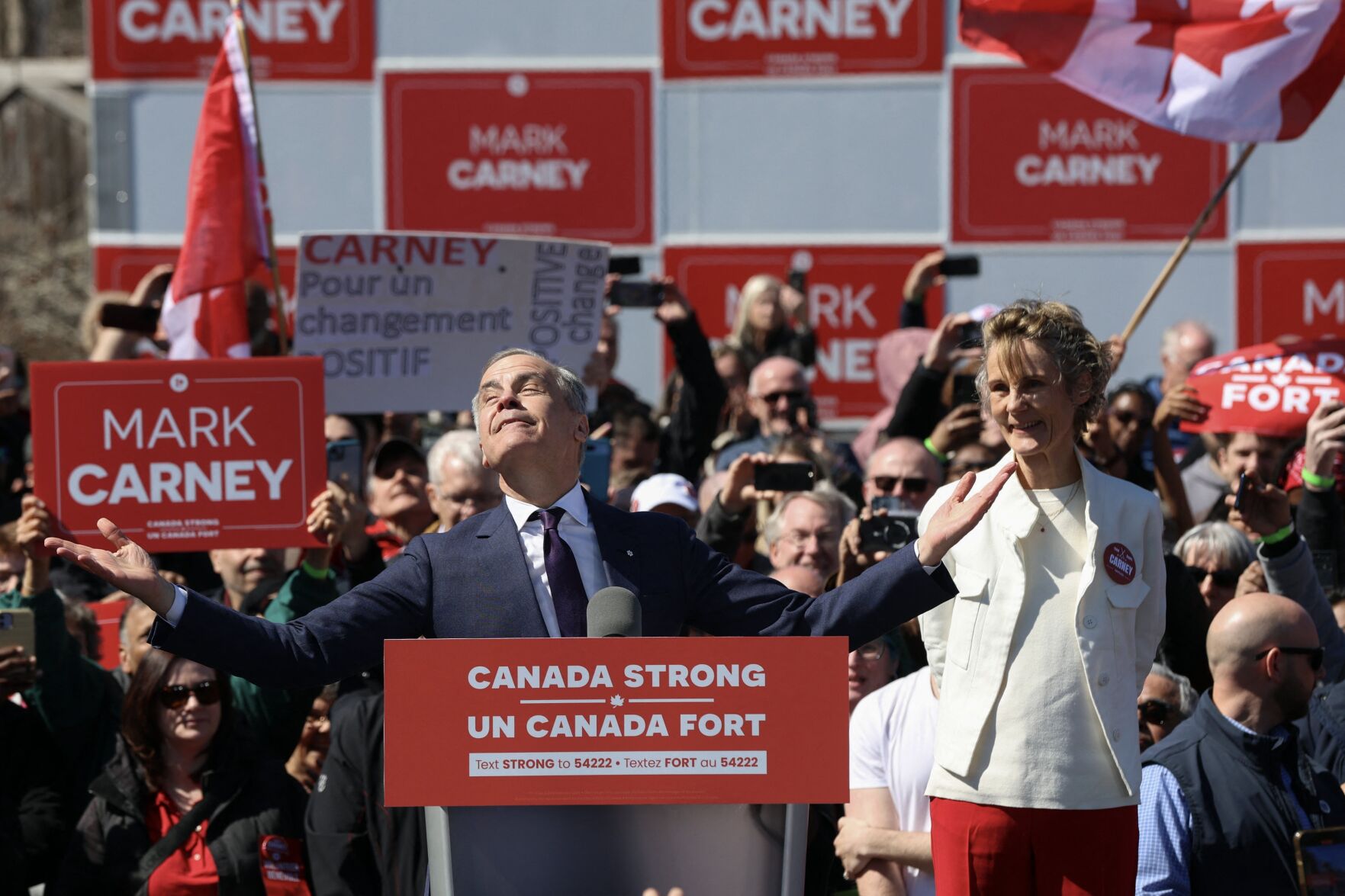 Federal leaders race through battleground ridings