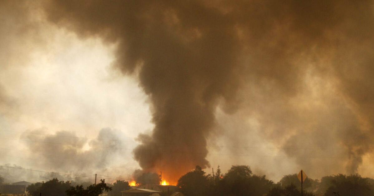 Arizona wildfire that killed 19 firefighters continues to rage
