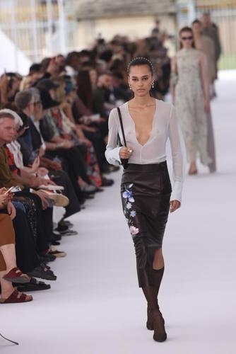 Last samba in Paris: Gabriela Hearst exits Chloé dancing, not crying ...