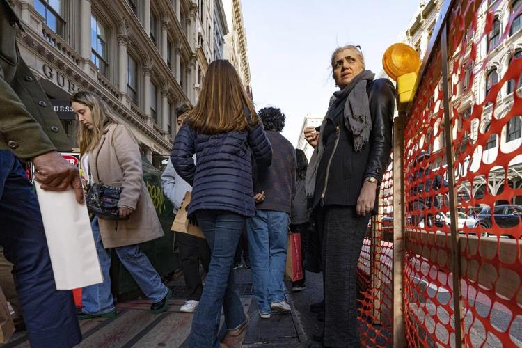 Retailers offer bigger Black Friday discounts to lure hesitant shoppers ...